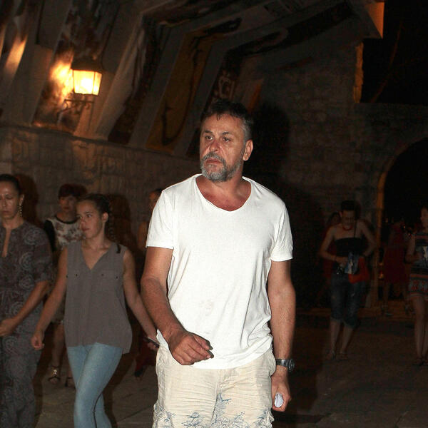 21 godina razlike ― pa šta?! On je srpski BLEJK KARINGTON, a samo OVA ...