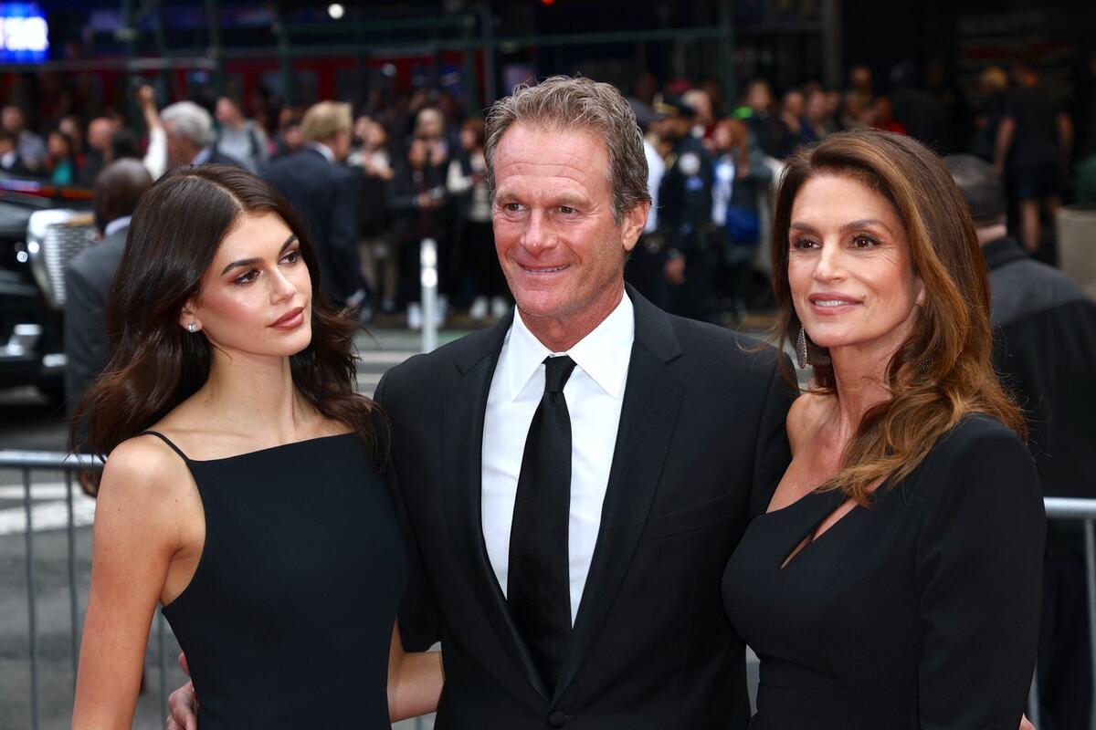 Haljine Sindi Kraford i njene ćerke za Klunijevo posebno veče dugo će ...