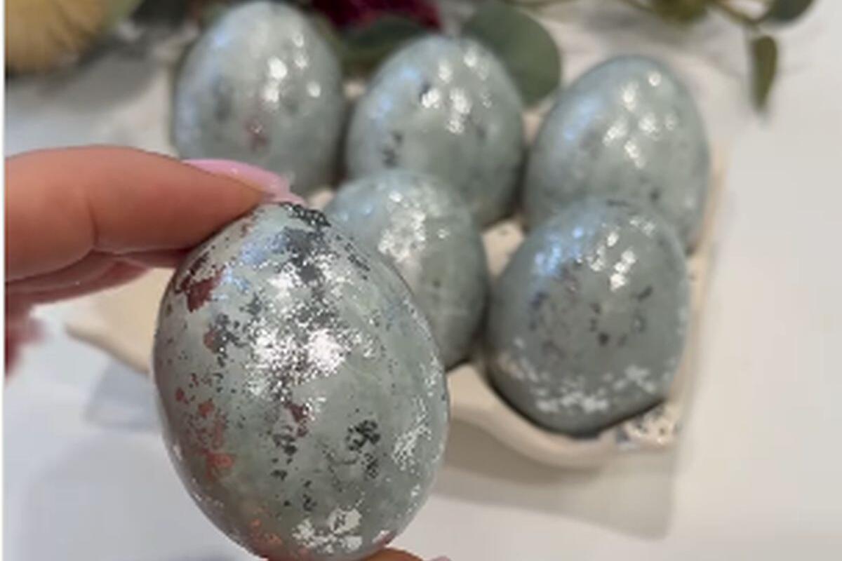Farbanje jaja u srebrno uz pomoć hibiskusa i kuhinjske folije